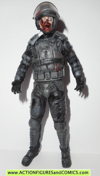 The Walking Dead RIOT GEAR ZOMBIE series 4 todd mcfarlane action figur ...
